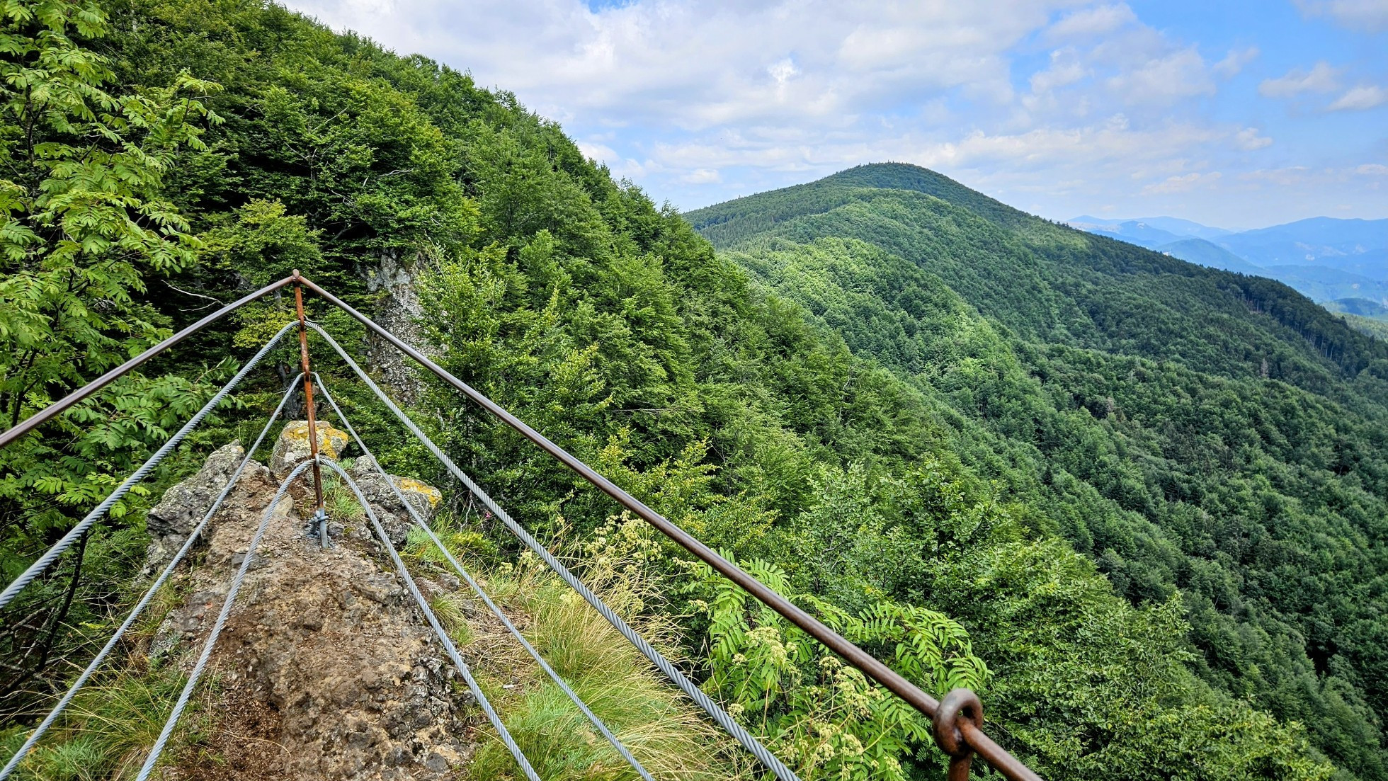 Túra: Vyhliadky, lúky a husté lesy okolia Kremnice: cez Krahulský vrch ...