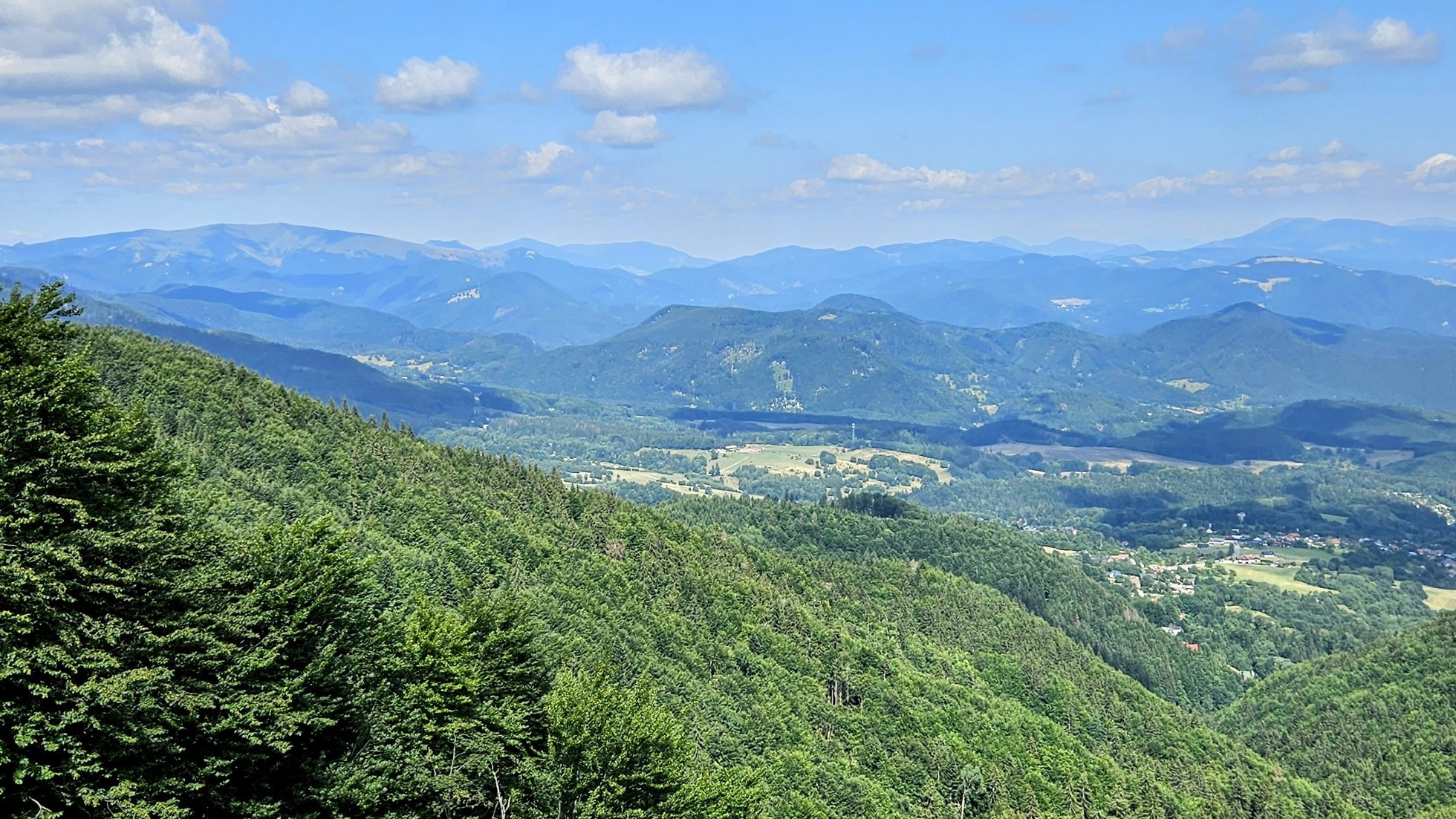 Túra: Vyhliadky, lúky a husté lesy okolia Kremnice: cez Krahulský vrch ...